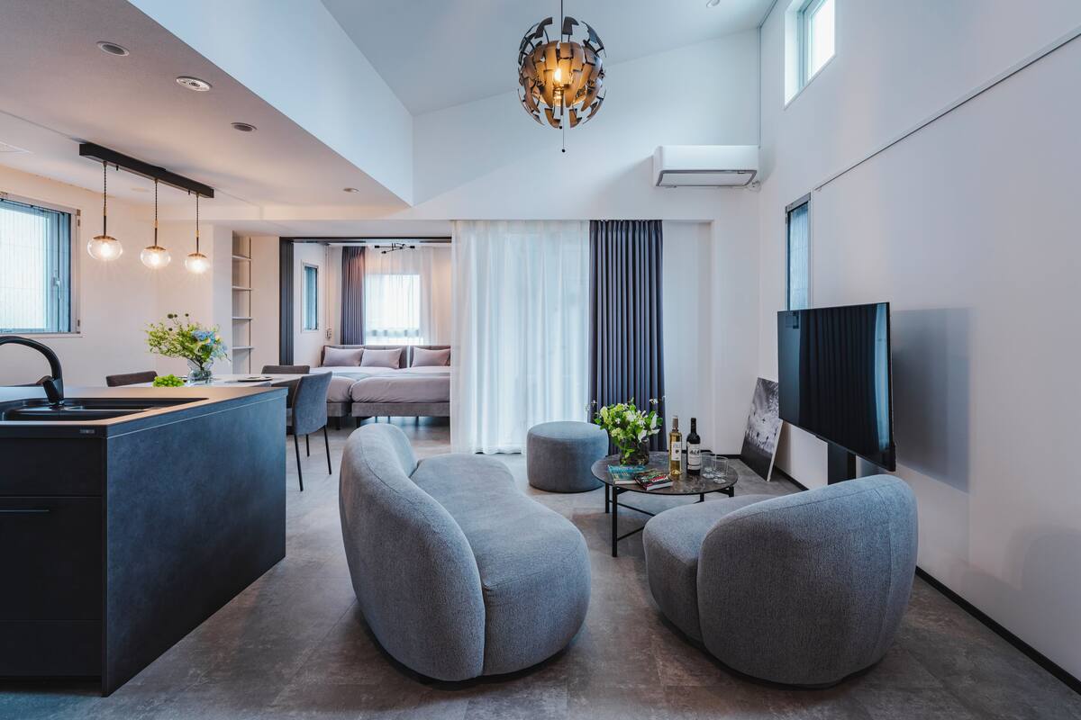Apartamento de Luxo, não fumadores, sem serviço de limpeza e arrumação | Sala de estar | Televisor LCD, Netflix, brinquedos, piso aquecido 