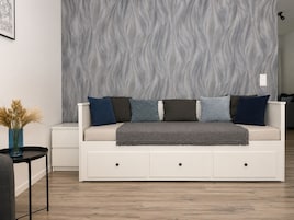 Apartamento Familiar, varanda, vista para o pátio | Sala de estar | Smart TV de 40 polegadas com canais digitais, filmes pagos