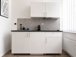 Apartamento Standard | Cozinha privada | Uma máquina de café expresso, uma cafeteira/bule, Minifrigorífico