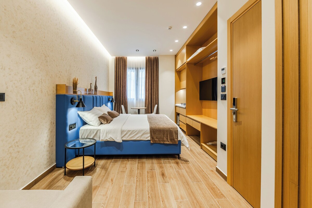 Quarto triplo | Cofres nos quartos, cortinas blackout, quartos à prova de som