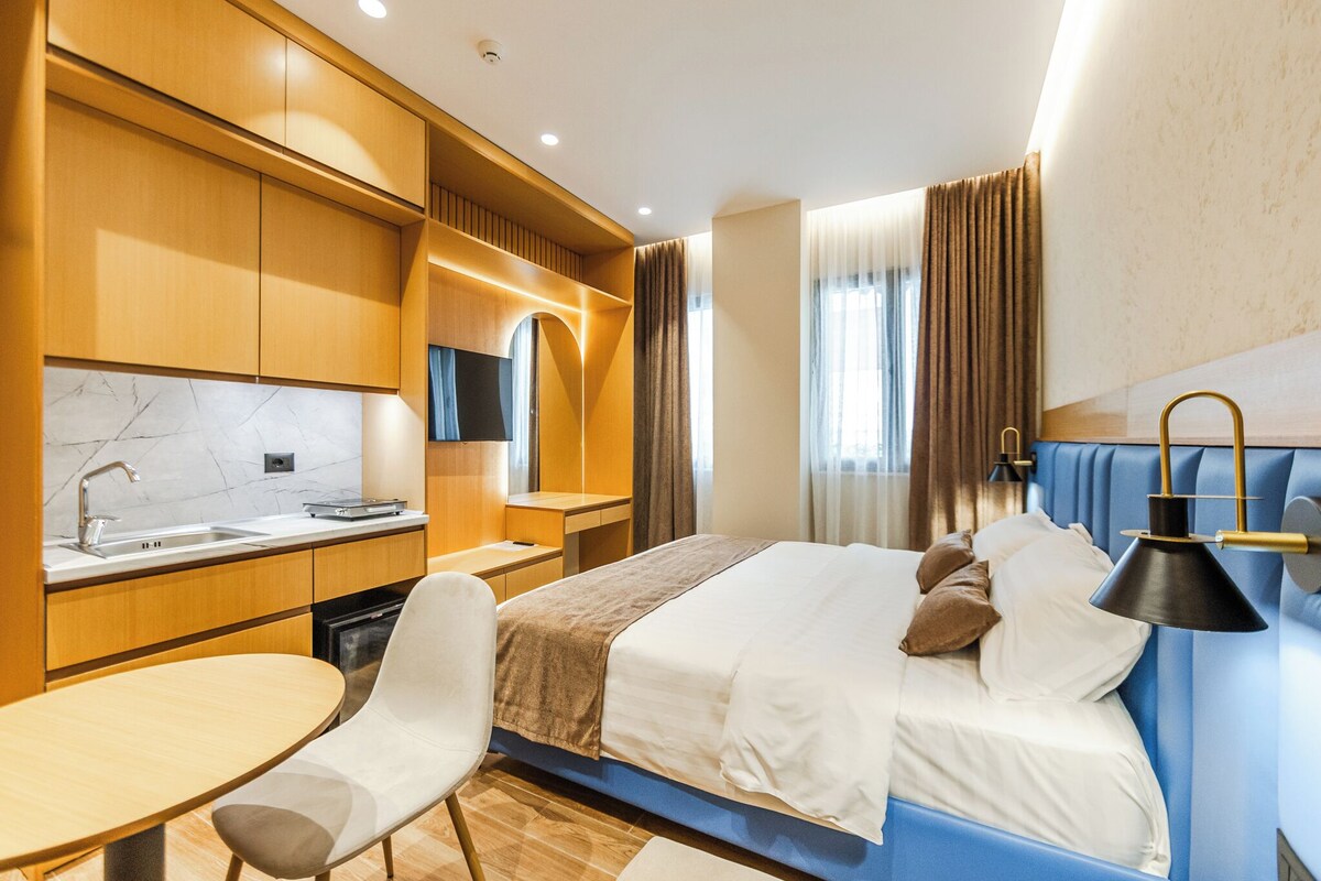 Quarto triplo | Cofres nos quartos, cortinas blackout, quartos à prova de som