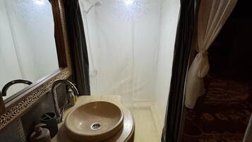 Barraca família | Banheiro | Chuveiro/banheira combinados, toalhas de banho, sabonete, shampoo