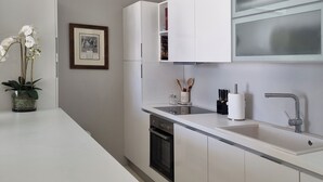 Vila superluxo, 6 quartos, vista para o mar | Cozinha privada | Máquina de café expresso, cafeteira/chaleira, geladeira grande