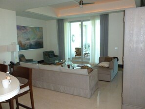 Apartamento Deluxe em Condomínio Fechado, vista para o oceano | Sala de estar | Televisor de 45 polegadas com canais digitais 