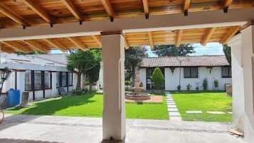 Quarto Duplo Deluxe, vista para o jardim | Terrenos do alojamento