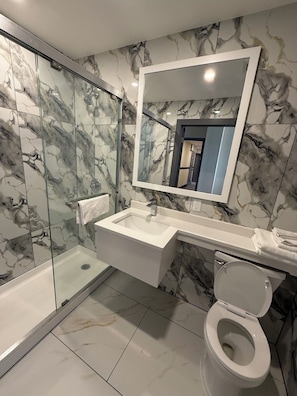 Quarto solteiro superior, sacada | Banheiro | Chuveiro, secador de cabelo, toalhas de banho, sabonete
