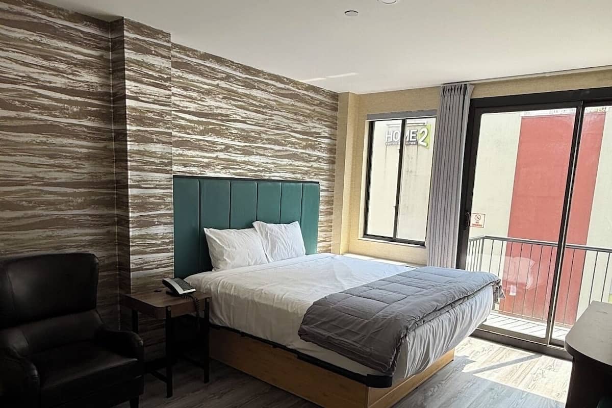 Quarto solteiro superior, 1 cama King, sacada | Escrivaninha, espaço de trabalho para notebook, cortinas blackout