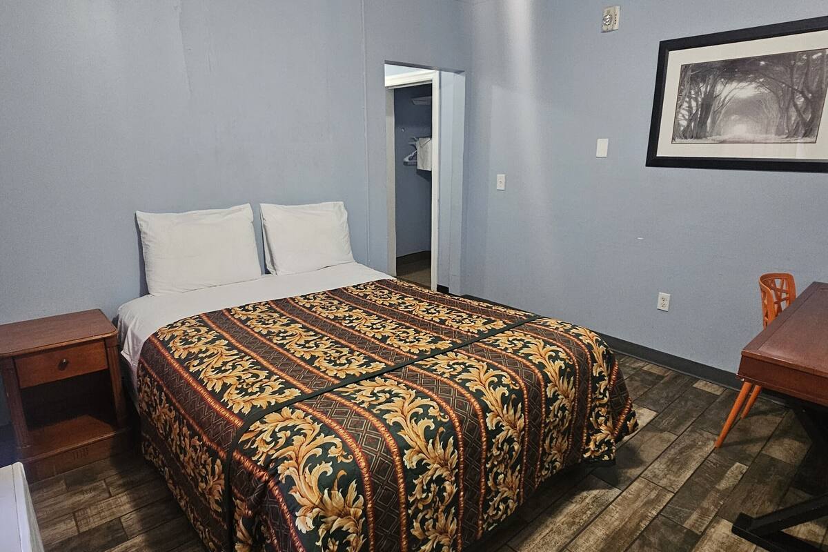Quarto casal standard, 1 cama Queen, para não fumantes | Escrivaninha, espaço de trabalho para notebook, Wi-Fi de cortesia