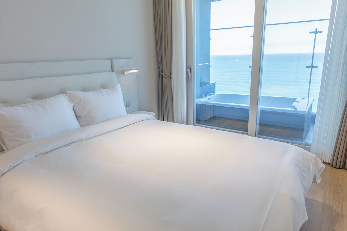 Quarto Triplo Superior, vista para o oceano | Wi-fi grátis, roupa de cama fornecida 