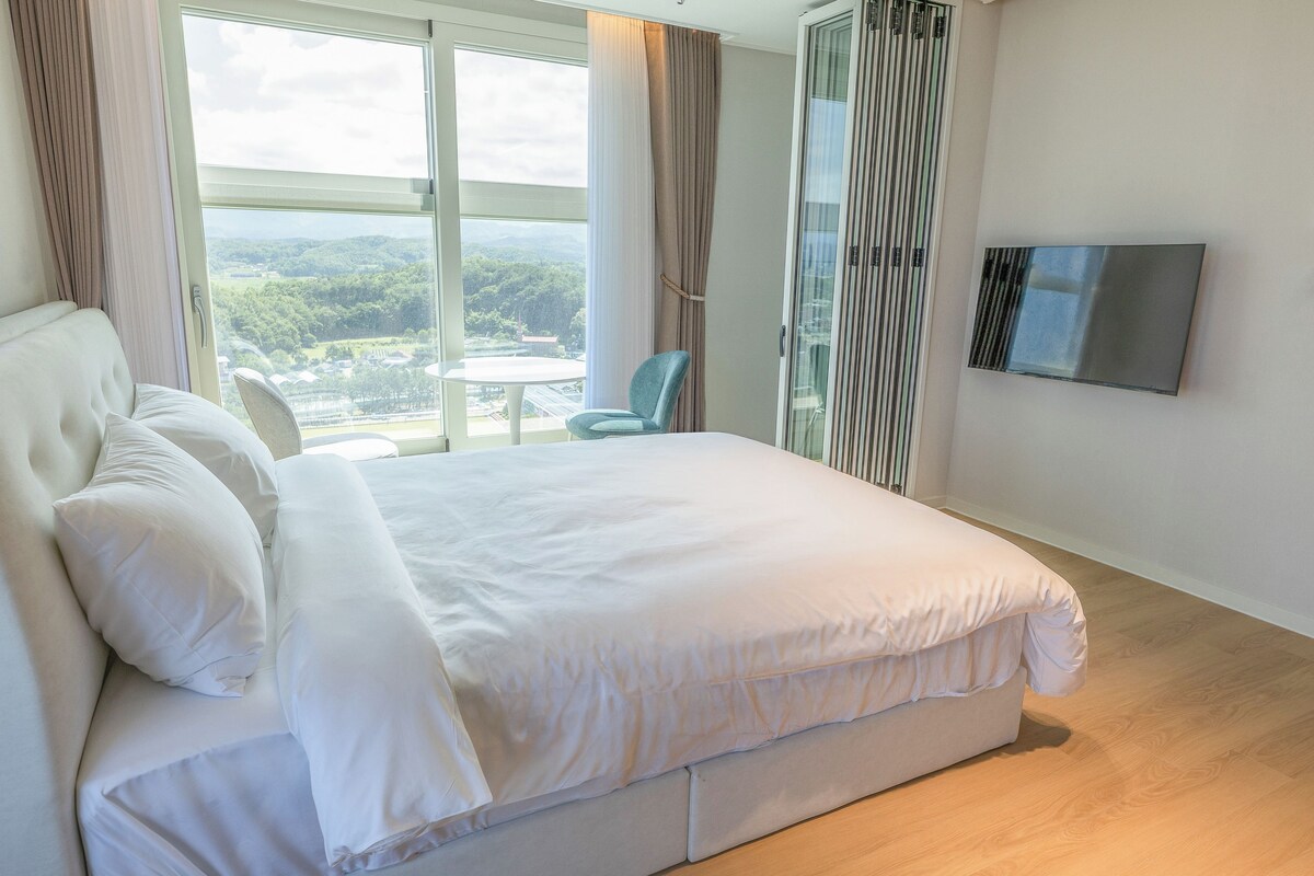 Quarto Duplo Deluxe, vista parcial para o oceano | Wi-fi grátis, roupa de cama fornecida 