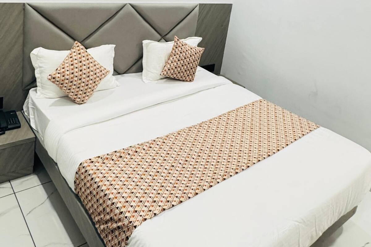 Quarto Duplo Deluxe, Vista para a cidade | Cofre no quarto, secretária