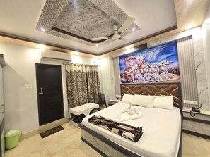 Quarto de hotel moderno com uma cama, ventilador de teto, um quadro e vista para o exterior.