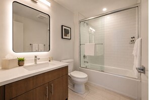 Apartamento Júnior em Condomínio Fechado | Casa de banho | Artigos de higiene pessoal grátis, um secador de cabelo 