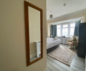 Quarto casal luxo, vista para o mar | Cortinas blackout, ferros/tábuas de passar roupa, Wi-Fi de cortesia