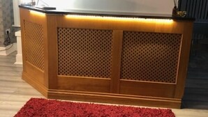 Um balcão de recepção com tapete vermelho na frente.