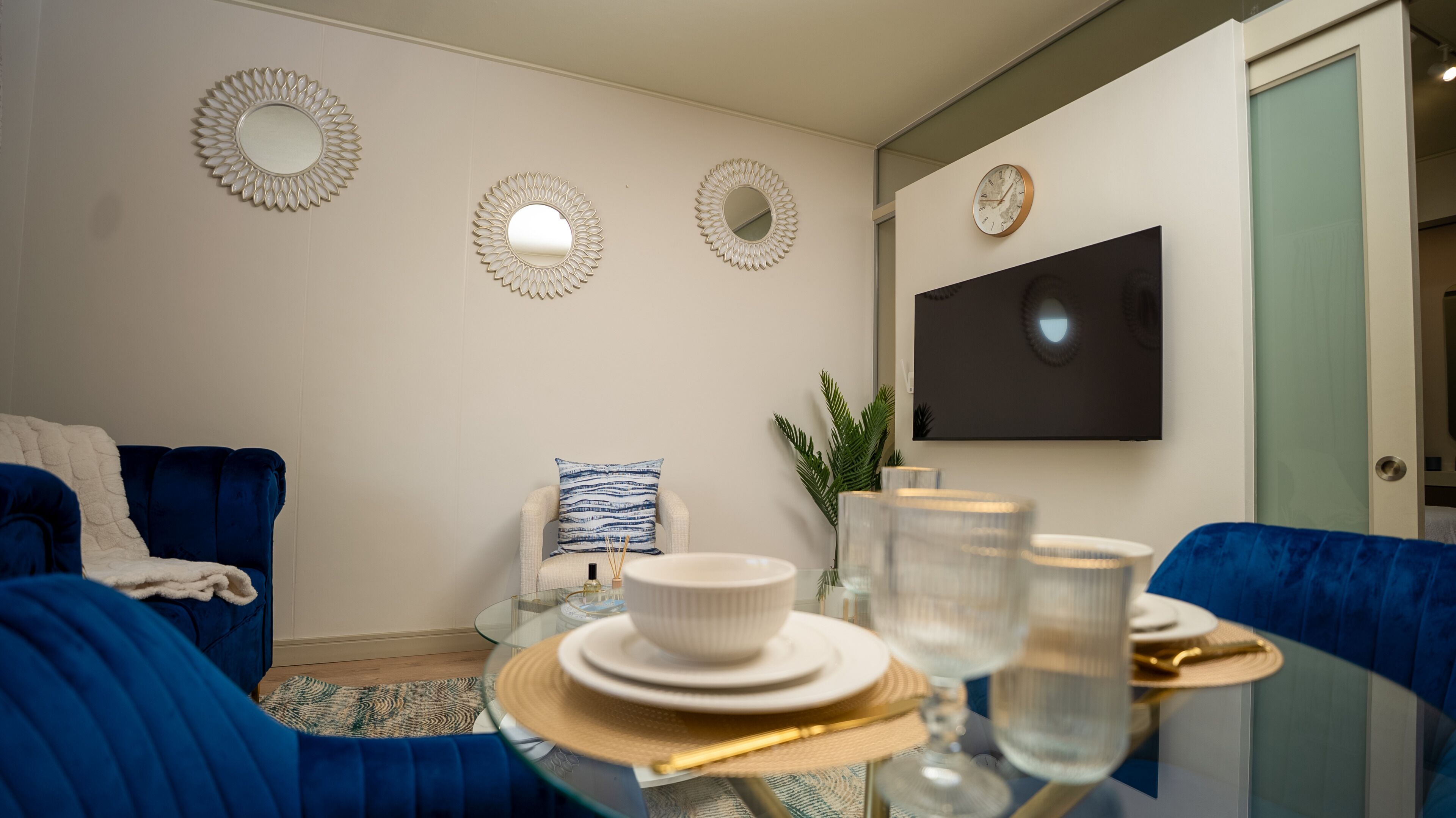 Royal Blue Luxury Apartment In Rosebank With Backup Power - Randburg