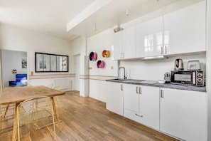 Apartamento | Cozinha privada | Uma cafeteira/bule, um frigorífico, um micro-ondas 