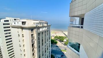 Um edifício alto com vista para uma praia e oceano.