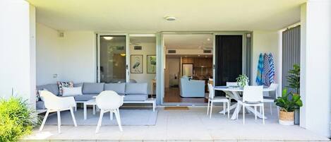 Apartamento, sacada | Opções para refeição ao ar livre