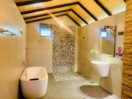 Uma casa de banho moderna com banheira, chuveiro e lavatório.