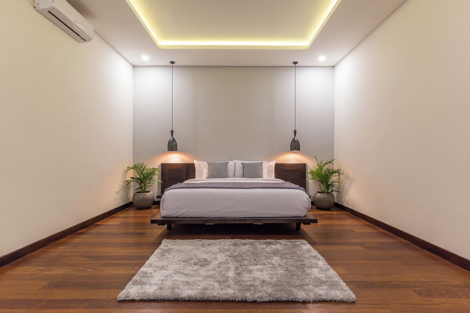 Quarto moderno com cama, abajures e tapete.