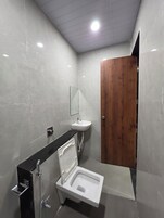 Quarto casal luxo | Banheiro | Chuveiro, toalhas de banho, sabonete