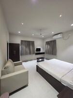 Quarto casal premium | Cofres nos quartos, espaço de trabalho para notebook, Wi-Fi de cortesia