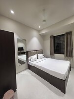 Quarto casal standard | Cofres nos quartos, espaço de trabalho para notebook, Wi-Fi de cortesia