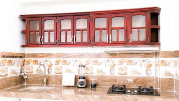 Suíte júnior | Cozinha privada | Cooktop, liquidificador, talheres/pratos/utensílios de cozinha