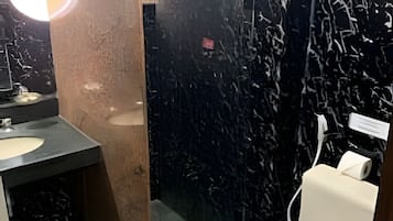Apartamento Básico | Casa de banho | Um polibã, toalhas fornecidas