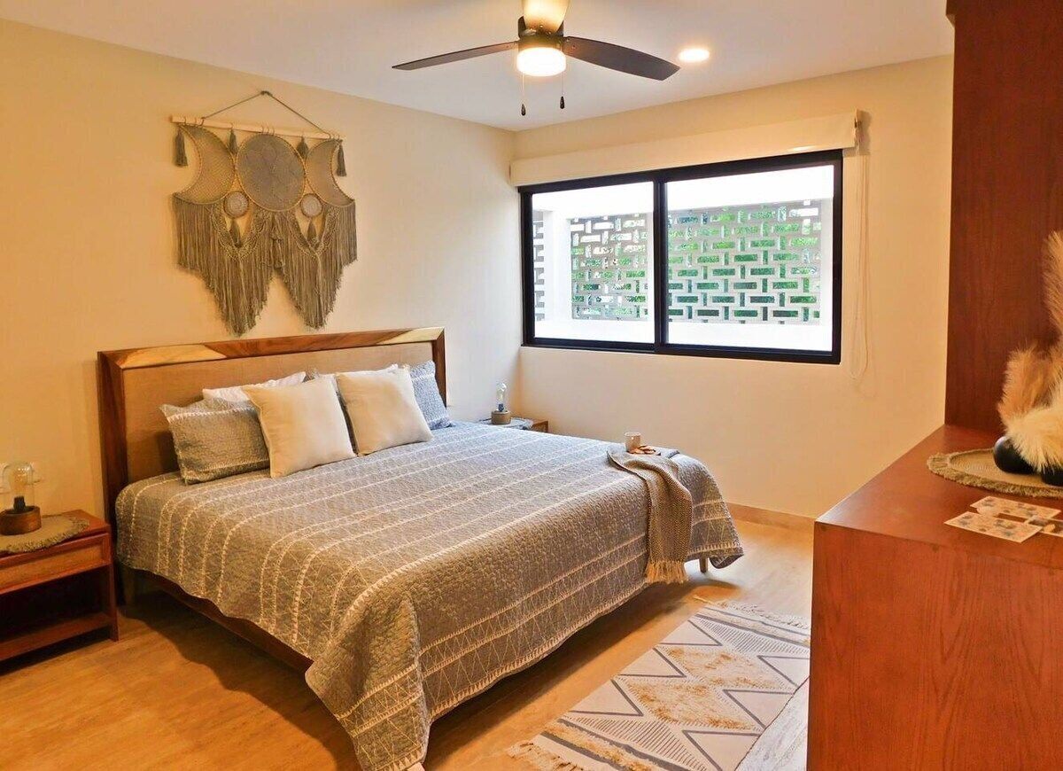 Apartamento Deluxe | Cofre com capacidade para portátil, cortinas/cortinados opacos 