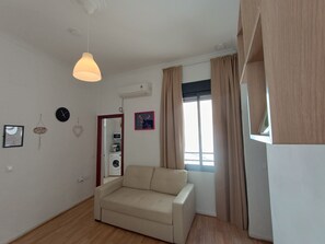 Apartamento standard, varanda, vista para o pátio | Área de estar
