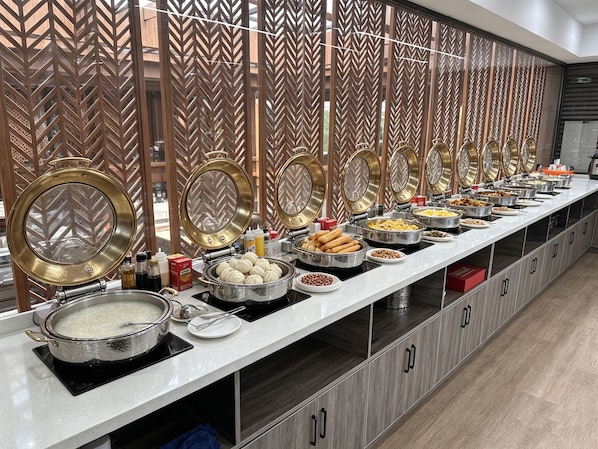 Café da manhã com pratos da culinária local grátis todos os dias