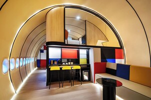 Interior moderno com teto curvo, área de bar e assentos.