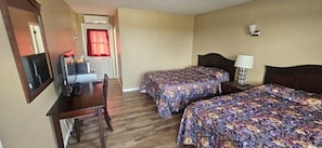 Quarto casal clássico, 2 camas de casal, vista para a montanha | Wi-Fi de cortesia