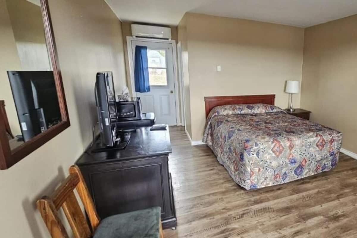 Quarto casal clássico, 2 camas de casal, vista para a montanha | Wi-Fi de cortesia