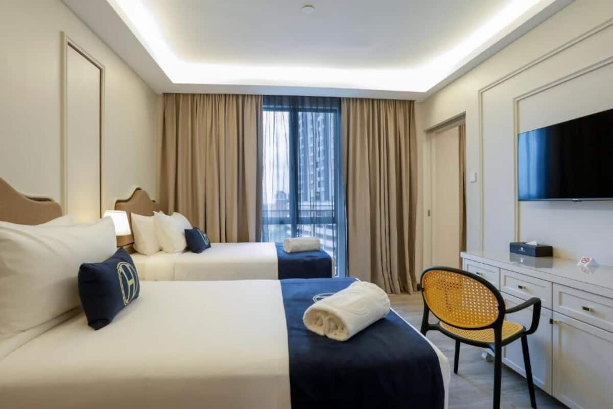 Apartamento, vista para a cidade | Cofres nos quartos, ferros/tábuas de passar roupa, Wi-Fi de cortesia