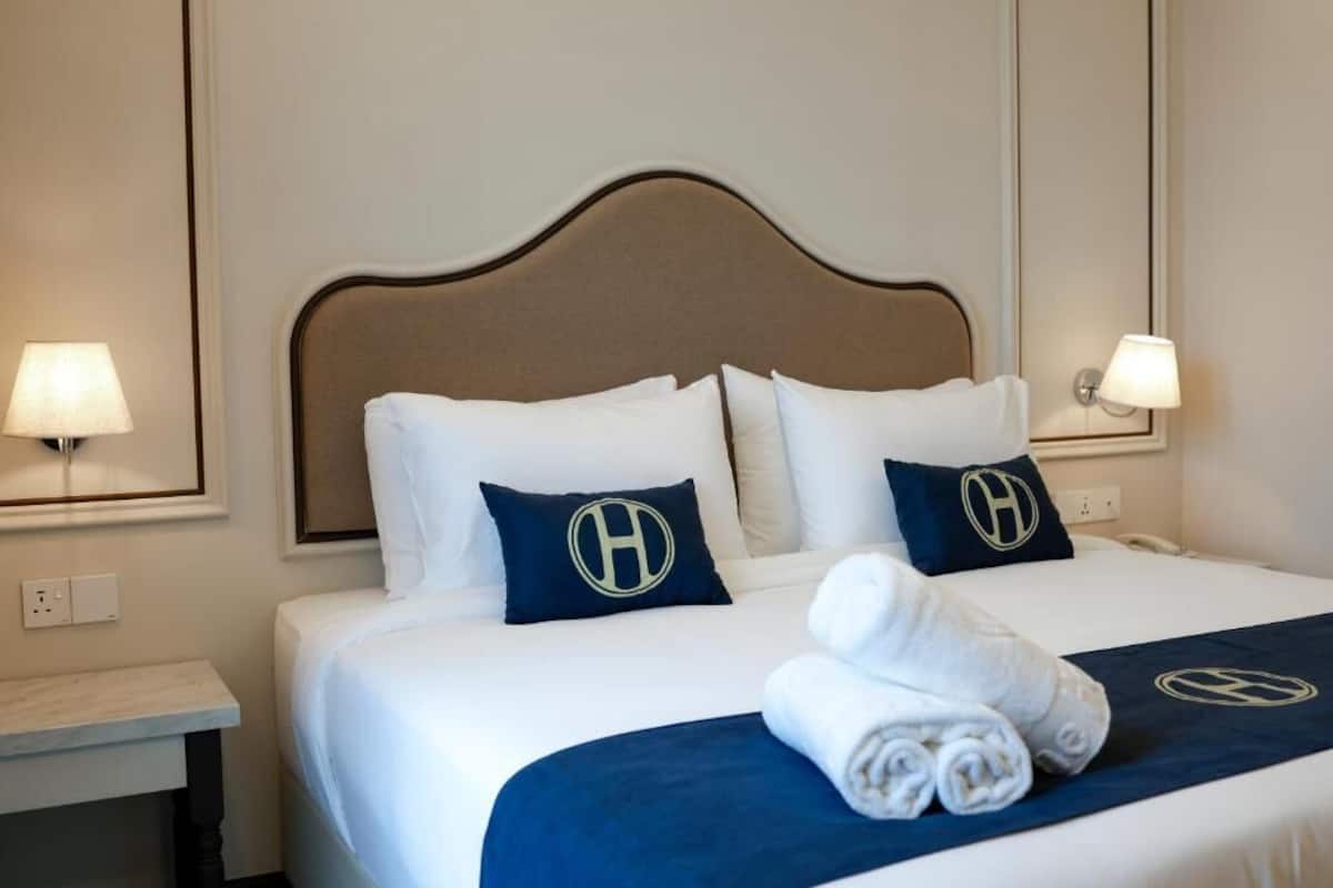 Quarto casal luxo, vista para a cidade | Cofres nos quartos, ferros/tábuas de passar roupa, Wi-Fi de cortesia