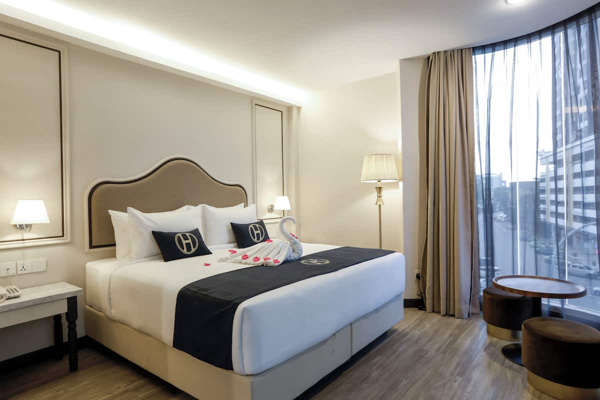 Quarto casal premium, vista para a cidade | Cofres nos quartos, ferros/tábuas de passar roupa, Wi-Fi de cortesia