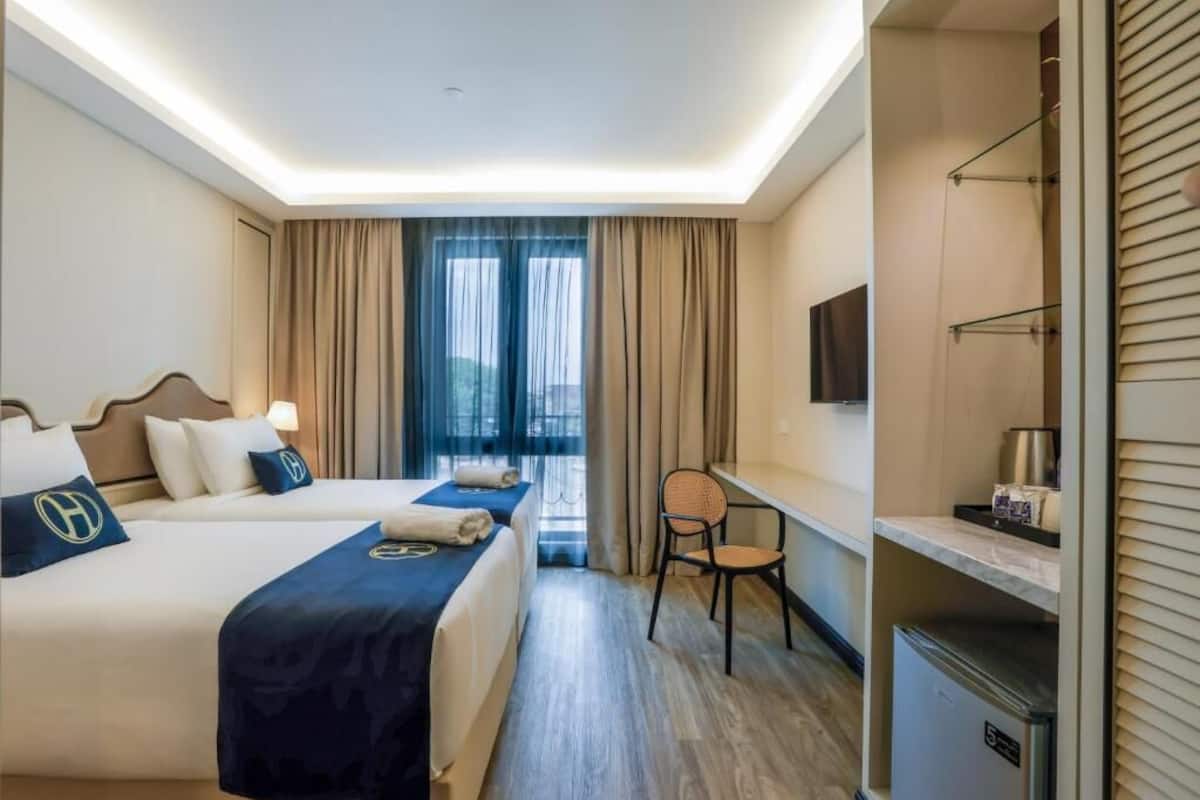 Quarto duplo luxo, vista para a cidade | Cofres nos quartos, ferros/tábuas de passar roupa, Wi-Fi de cortesia