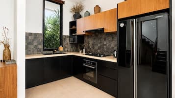 Vila luxo, vista para o jardim | Cozinha privada | Geladeira grande, micro-ondas, talheres/pratos/utensílios de cozinha