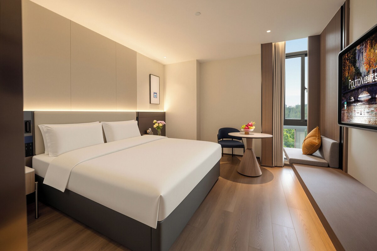 Quarto Individual Superior, vista para o jardim | Secretária, secretária adequada para computadores portáteis 