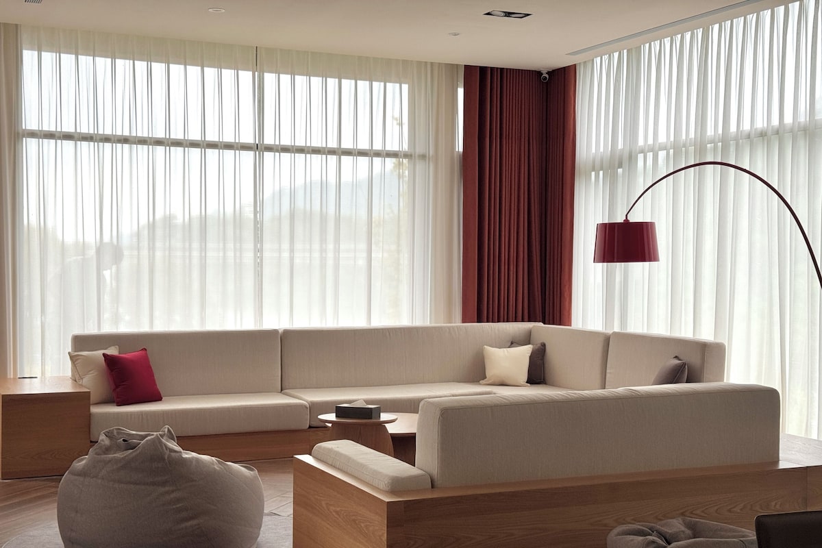 Casa Deluxe, vista para o lago | Sala de estar | Televisor de ecrã plano de 40 polegadas com canais digitais