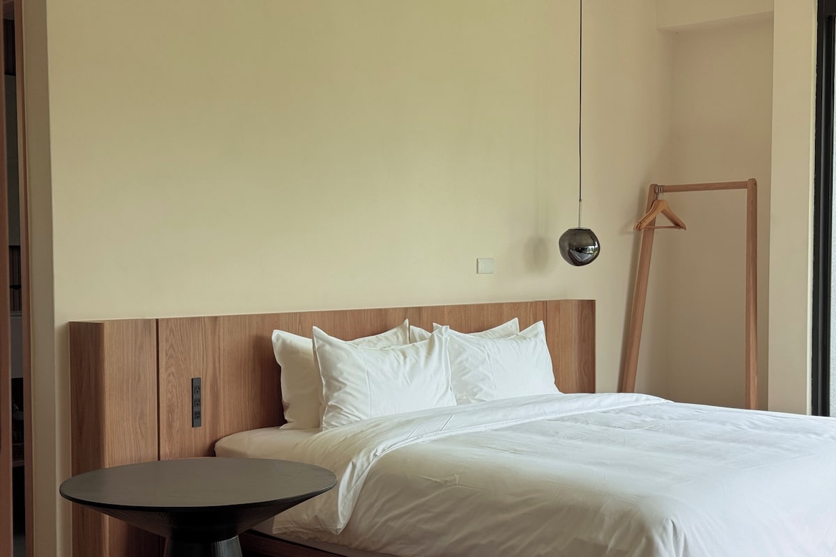 Quarto Duplo Deluxe, vista para a montanha | Secretária, secretária adequada para computadores portáteis