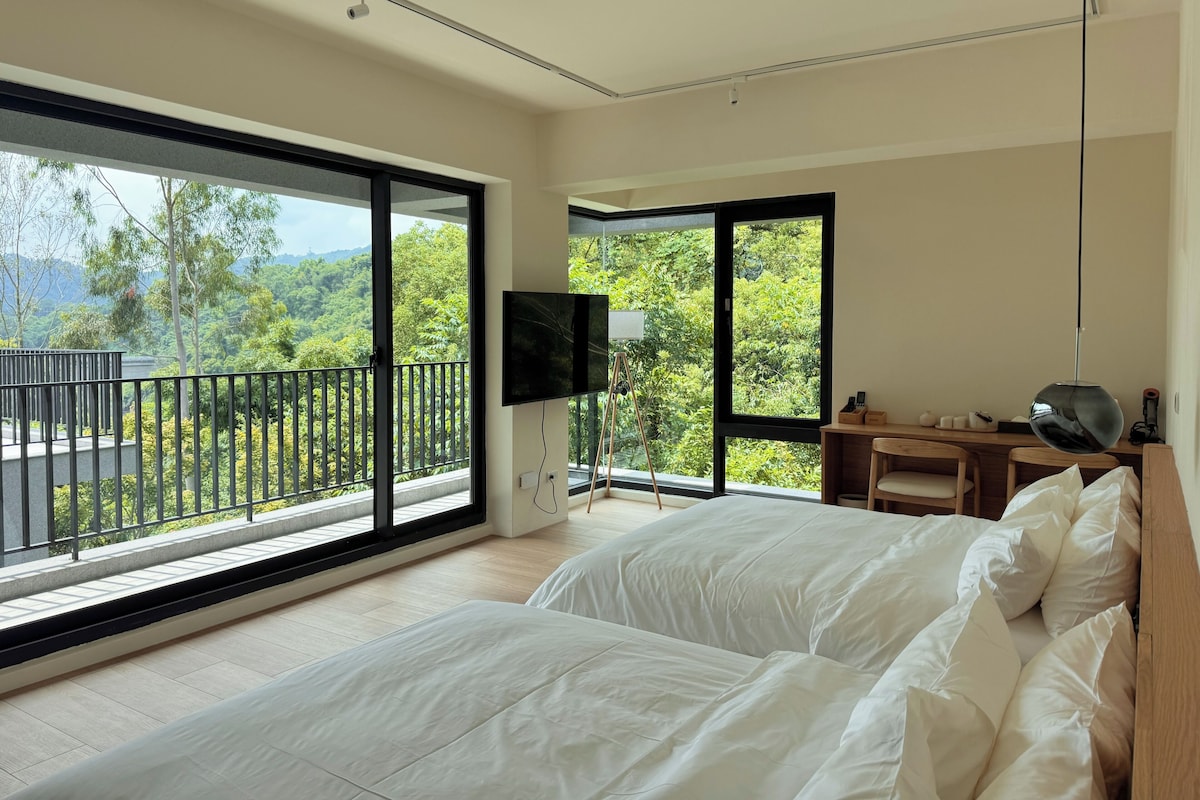Quarto Quádruplo de Luxo, vista para o lago | Secretária, secretária adequada para computadores portáteis