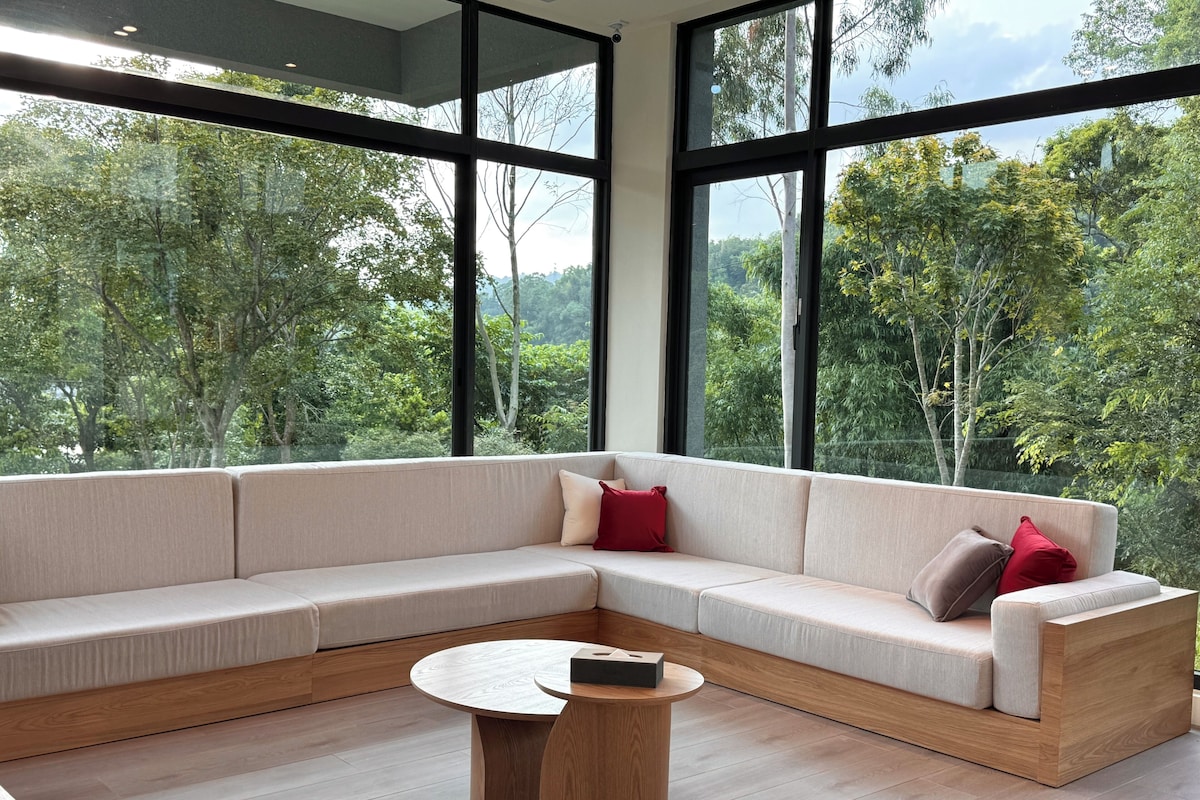 Casa de Luxo, vista para o lago | Sala de estar | Televisor de ecrã plano de 40 polegadas com canais digitais