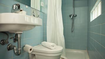 Quarto solteiro econômico | Banheiro | Chuveiro, secador de cabelo, toalhas de banho, sabonete