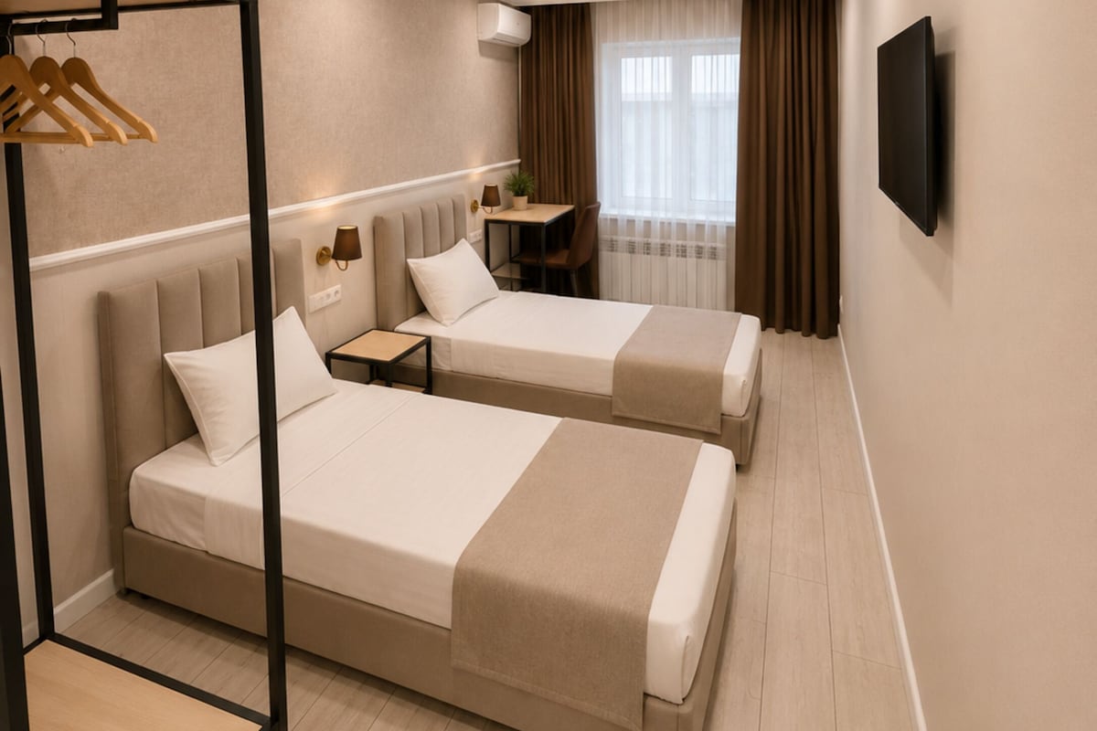Quarto Twin Standard, vista para a piscina | Cofre no quarto, secretária 
