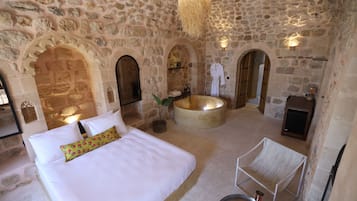 Design Suite with Jacuzzi and Fireplace | Roupas de cama de algodão egípcio, roupas de cama premium
