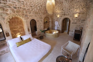 Design Suite with Jacuzzi and Fireplace